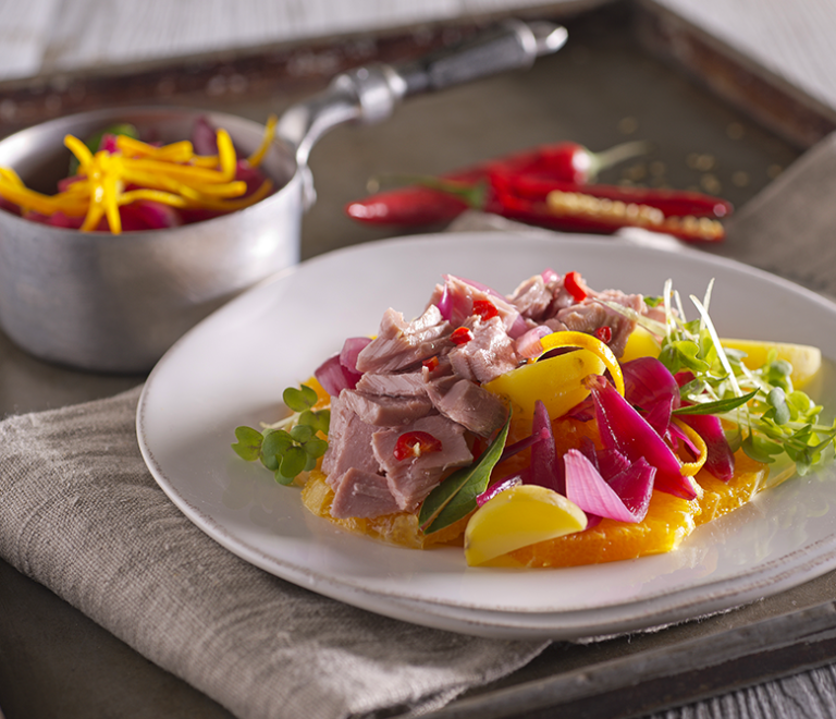 Chilis tonhal párolt lilahagymával és naranccsal